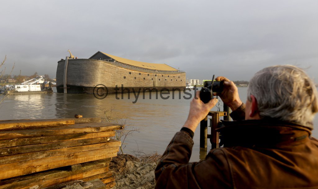 Ark van Noach vertrokken uit Dordrecht - Thymen Stolk Fotograaf